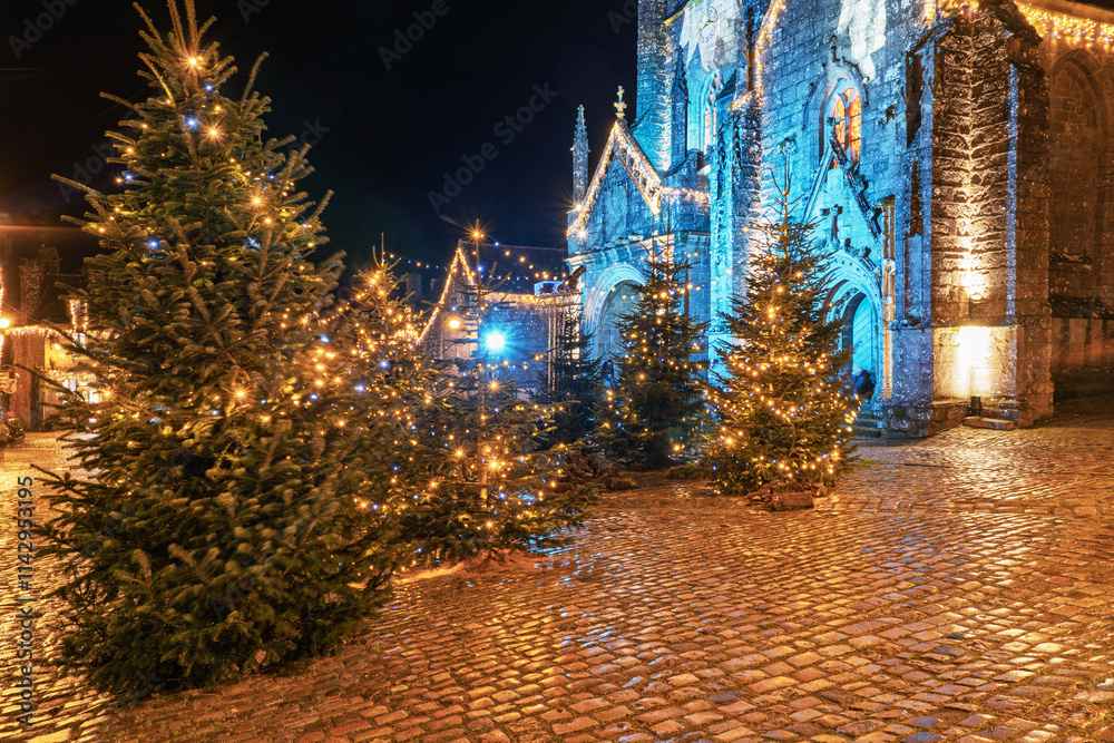 Sous la magie des illuminations de Noël, Locronan dévoile ses ...