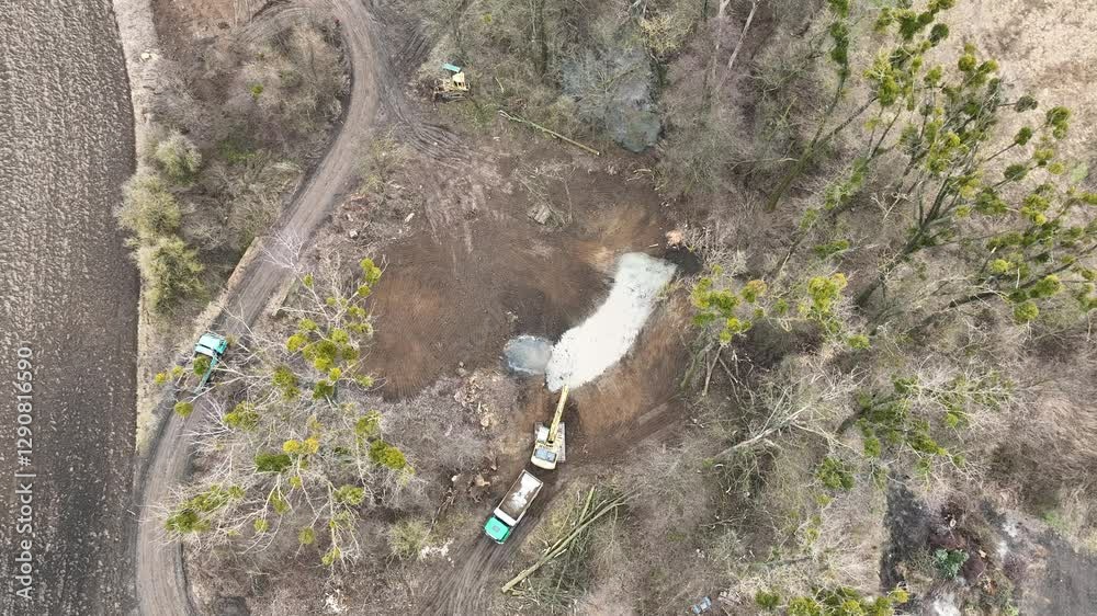 Vidéo Stock Puddle digger swamp dig excavator heavy duty bucket worker ...