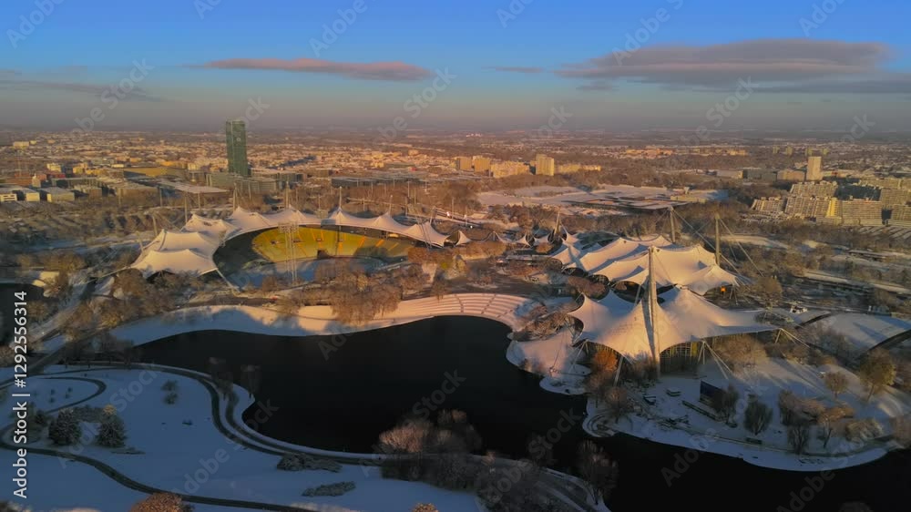 Olympiastadion im Olympiapark Munchen, Deutschland Luftaufnahme im ...