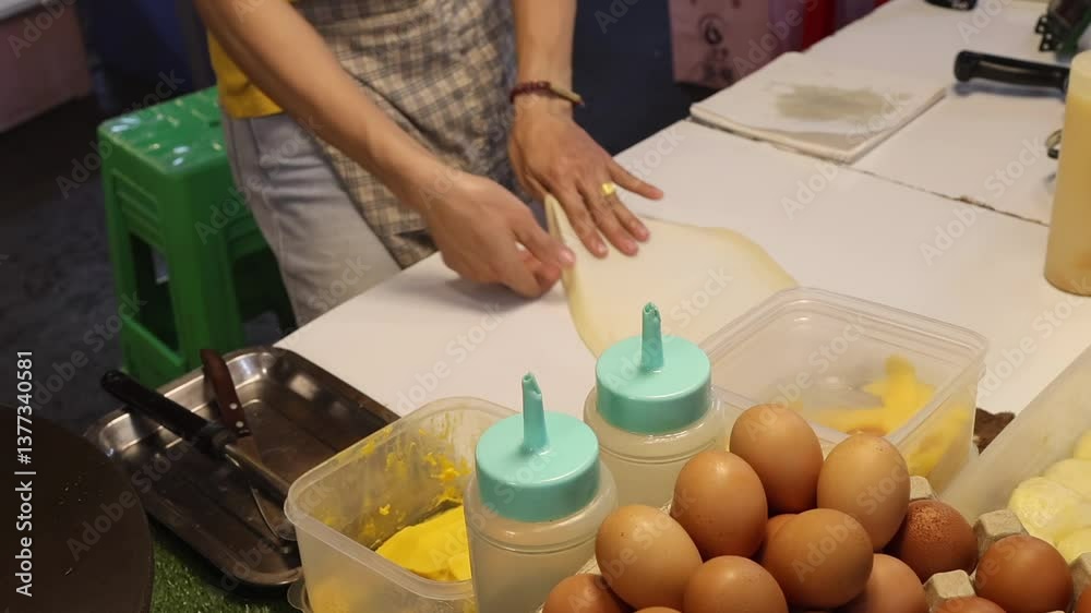 Traditional Asian pancake being cooked on night market in Bangkok ...