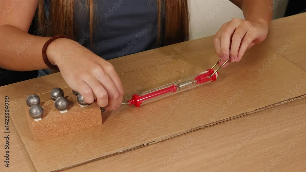 Physics Experiment Demonstrating Friction and Force Measurement vídeo ...