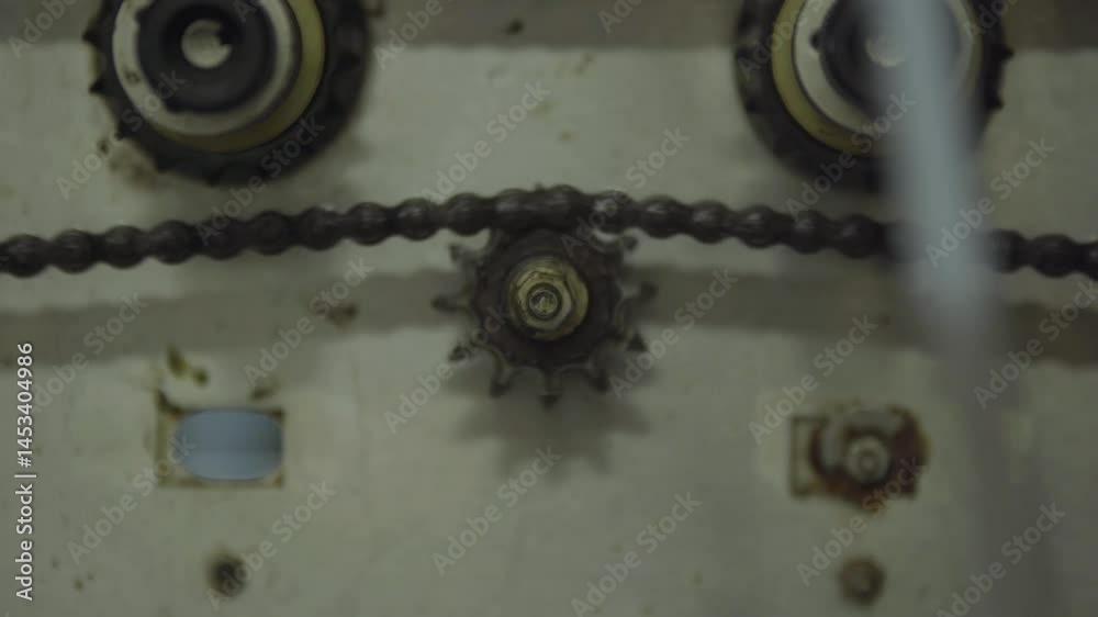 Engranaje en movimiento, cadena de engranajes industriales en acción ...
