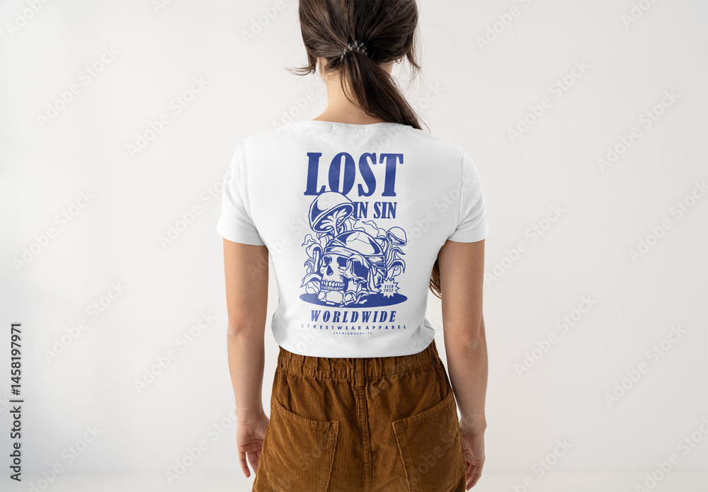 Modelo de Mockup Of Woman Wearing Customizable T-Shirt, Rear View do ...