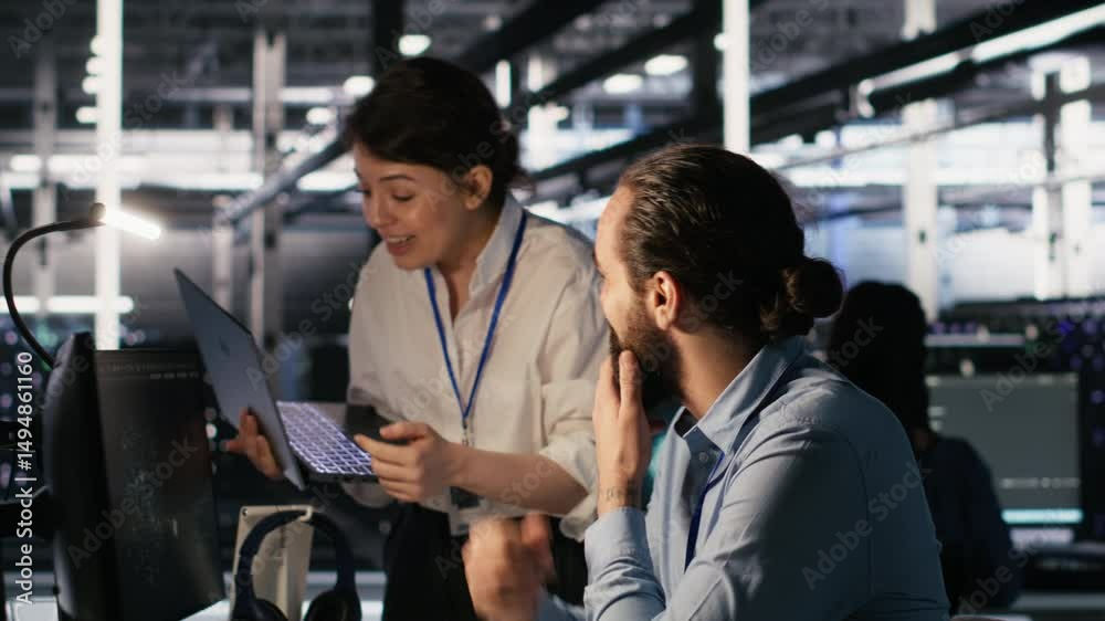 Vídeo do Stock: Programmers doing brainstorming in server room ...