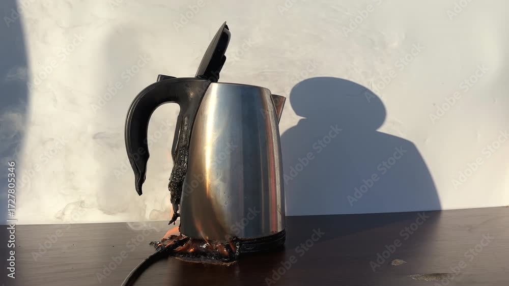 Vidéo Stock Burning Electric kettle. Electric kettle for tea caught on ...