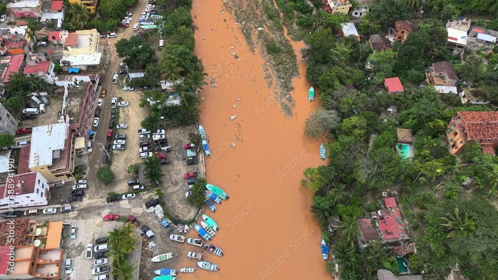 Toma cenital con un dron del Río en Boca de Tomatlán al sur de puerto ...