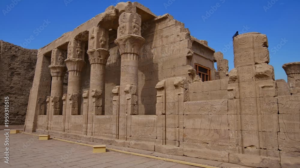 Vidéo Stock Massive pylon facade of Edfu Temple with giant pharaoh ...